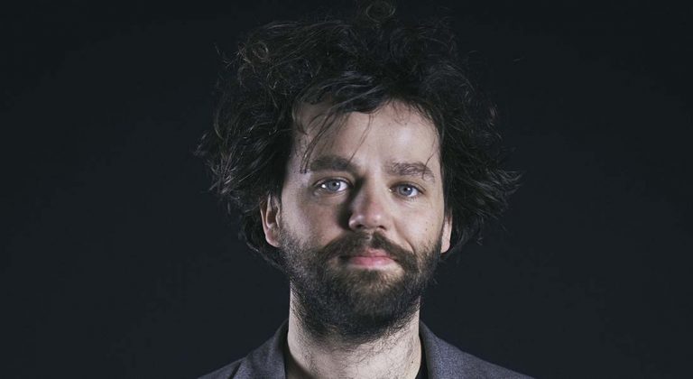 Yann Frisch : un fil rouge manceau entre cirque et magie